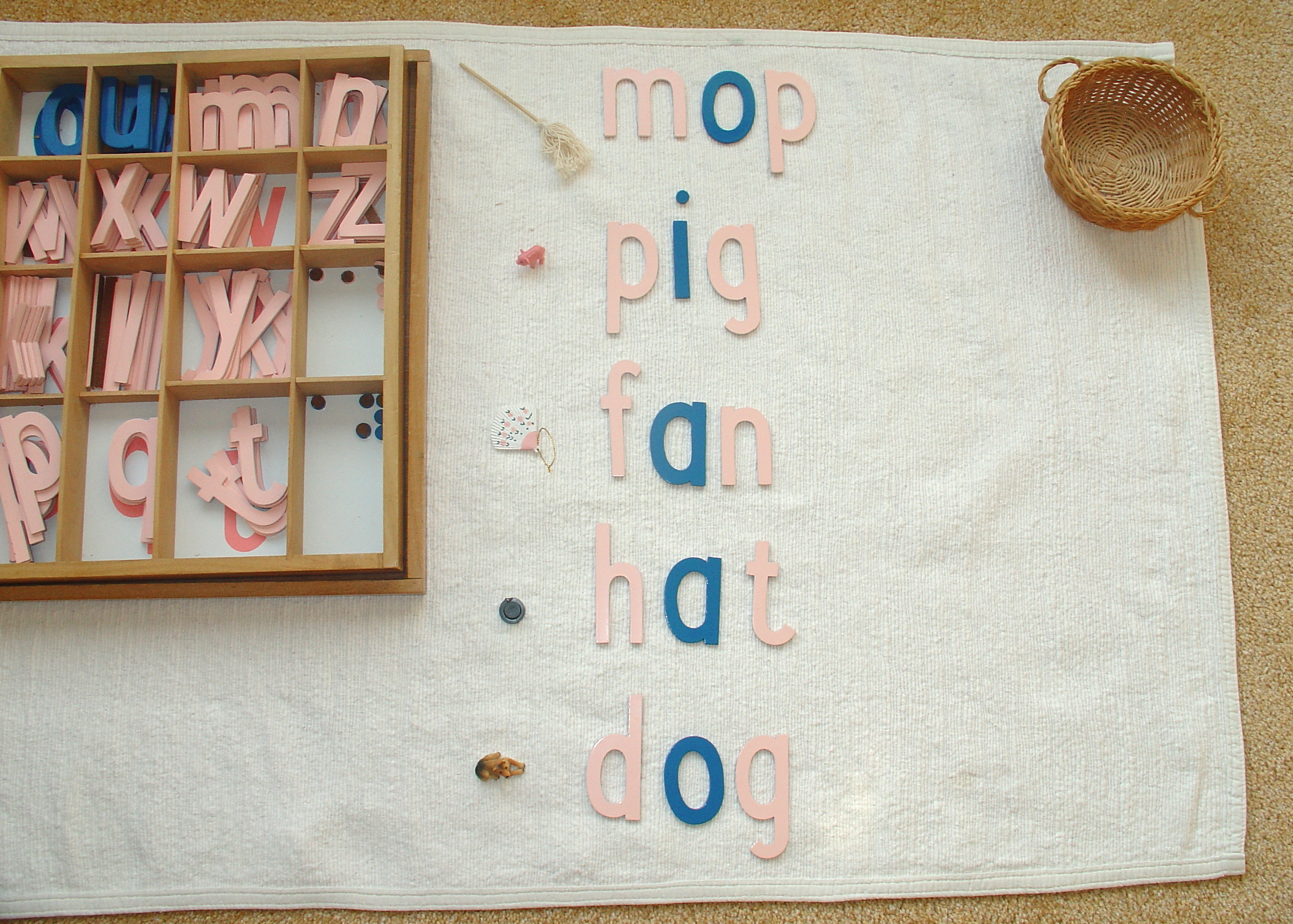 File:Moveable Alphabet with Objects 6.JPG - Montessori Album