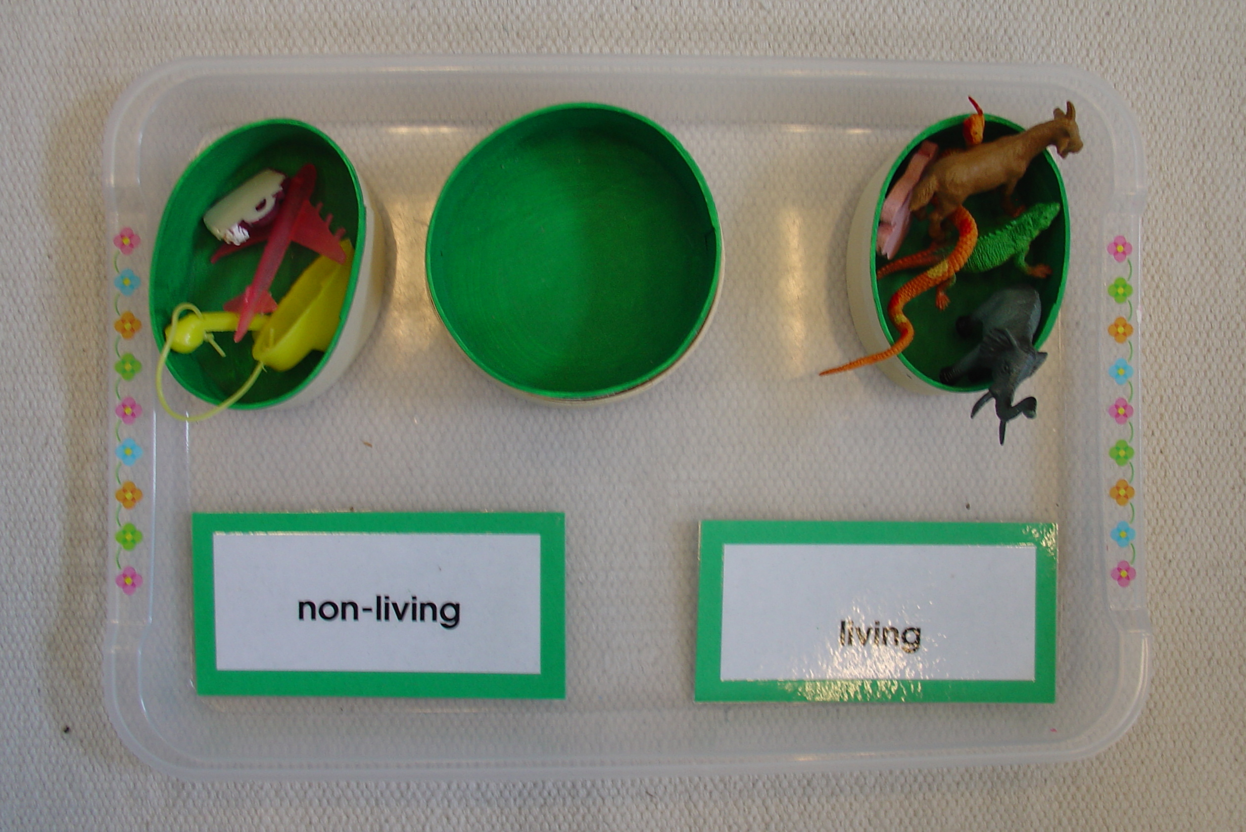 File:Living nonliving 2.JPG - Montessori Album