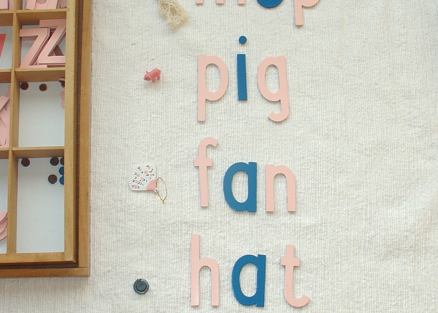 File:Moveable Alphabet with Objects.JPG - Montessori Album