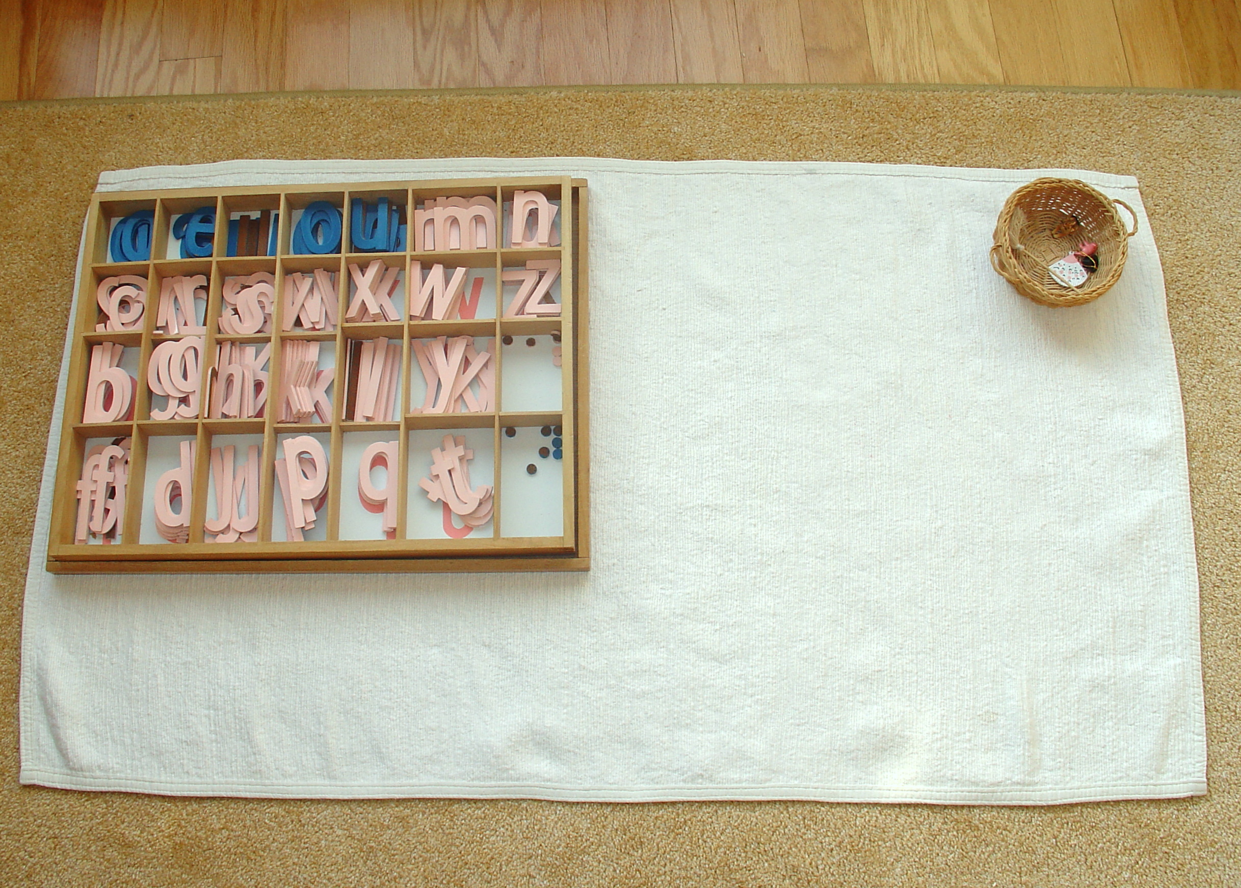 File:Moveable Alphabet with Objects 1.JPG - Montessori Album